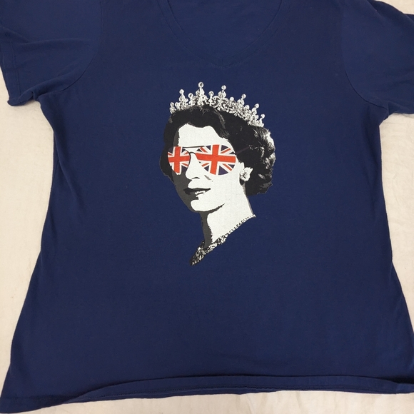 Queen Elizabeth | Tops | Queen Elizabeth Wearing Aviator Glasses With ...